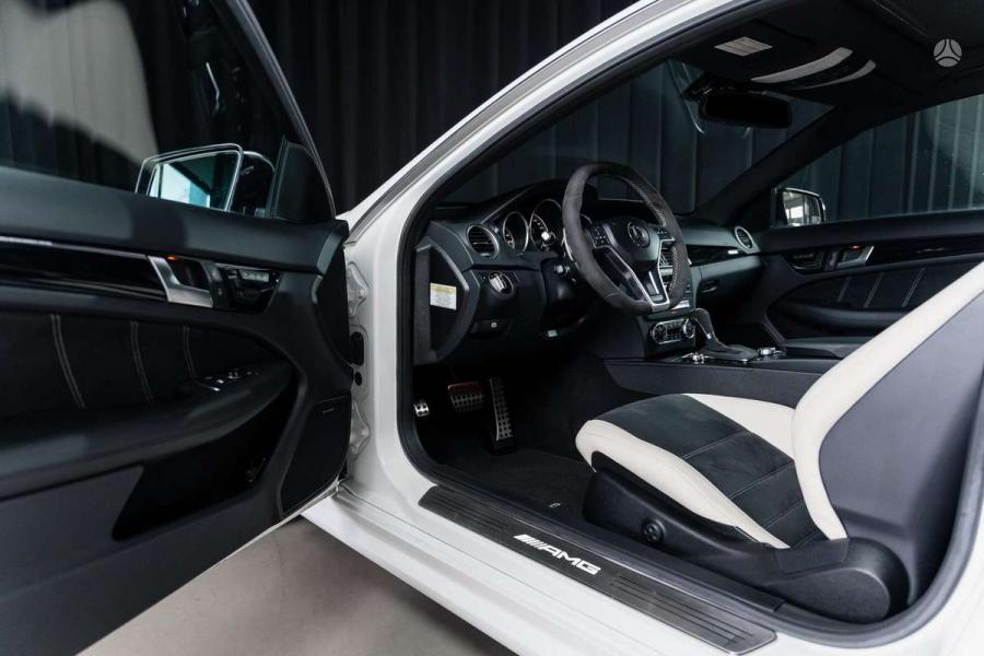 White Mercedes-Benz C 63 AMG 2014 in Vilnius, with an engine capacity of 6.21 L and mileage of 23 thousand km for 48998 €, photo 20 on AUTOMOTO.COM.LV