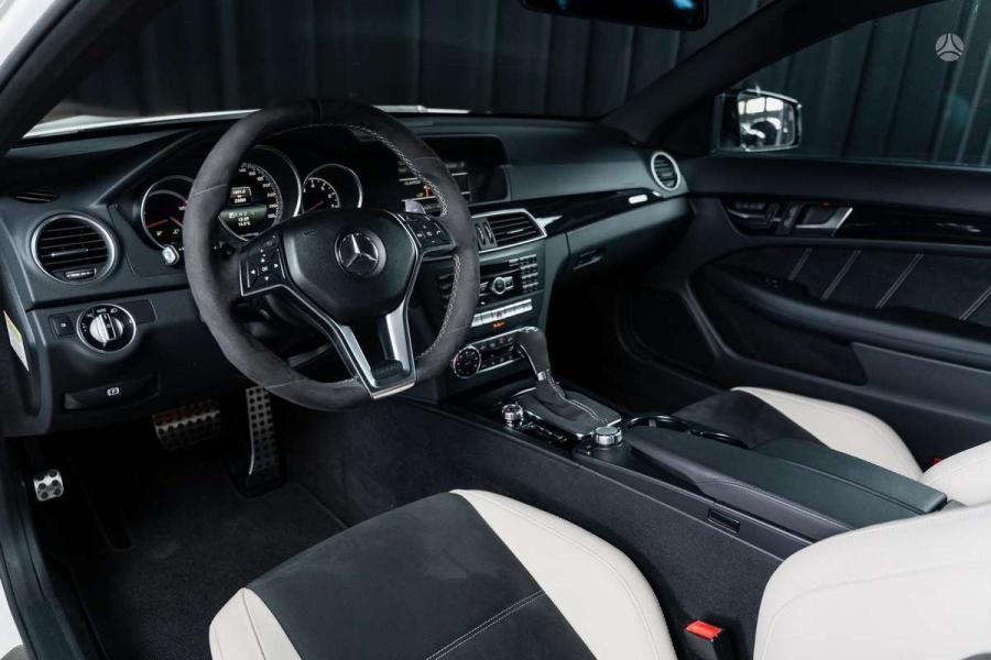 White Mercedes-Benz C 63 AMG 2014 in Vilnius, with an engine capacity of 6.21 L and mileage of 23 thousand km for 48998 €, photo 24 on AUTOMOTO.COM.LV