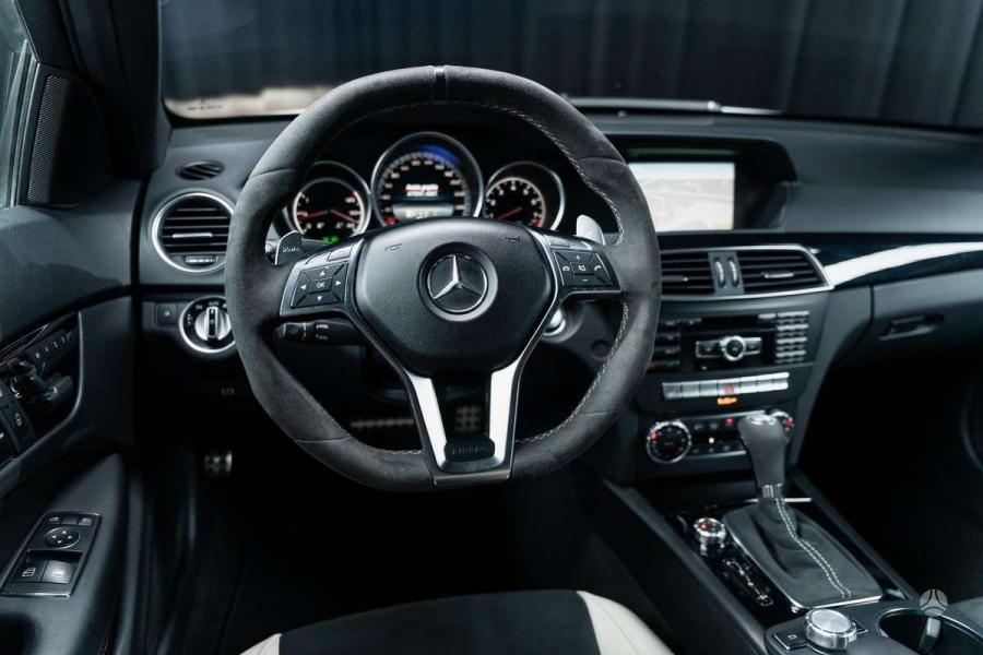 White Mercedes-Benz C 63 AMG 2014 in Vilnius, with an engine capacity of 6.21 L and mileage of 23 thousand km for 48998 €, photo 25 on AUTOMOTO.COM.LV