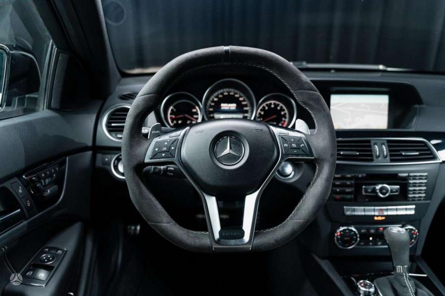 White Mercedes-Benz C 63 AMG 2014 in Vilnius, with an engine capacity of 6.21 L and mileage of 23 thousand km for 48998 €, photo 26 on AUTOMOTO.COM.LV