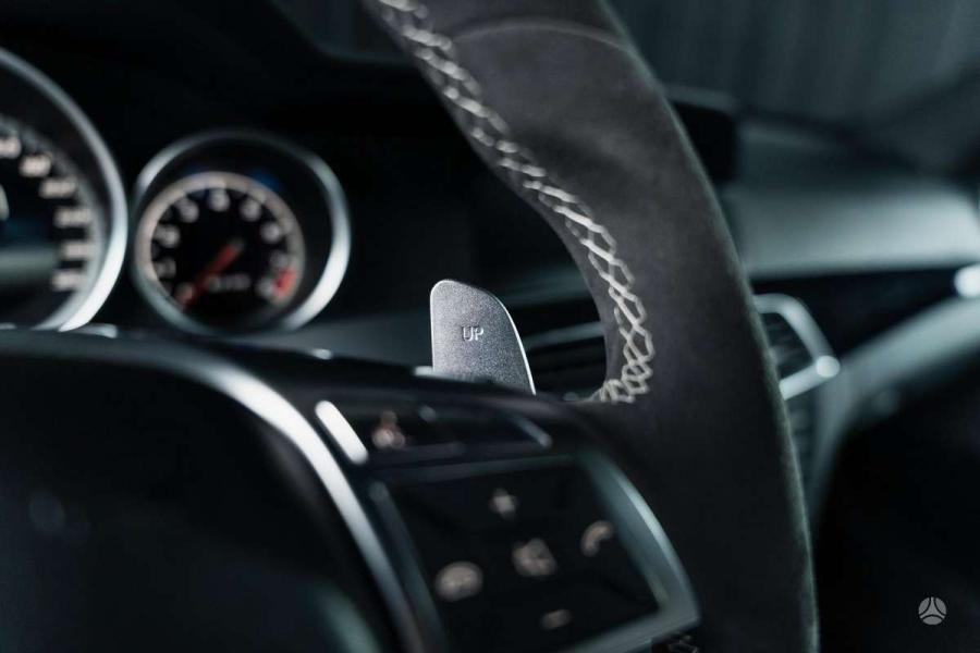 White Mercedes-Benz C 63 AMG 2014 in Vilnius, with an engine capacity of 6.21 L and mileage of 23 thousand km for 48998 €, photo 28 on AUTOMOTO.COM.LV