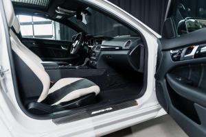 White Mercedes-Benz C 63 AMG 2014 in Vilnius, with an engine capacity of 6.21 L and mileage of 23 thousand km for 48998 €, photo 37 on AUTOMOTO.COM.LV