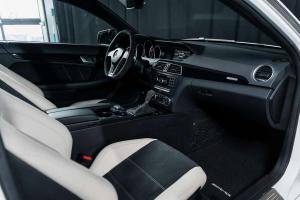 White Mercedes-Benz C 63 AMG 2014 in Vilnius, with an engine capacity of 6.21 L and mileage of 23 thousand km for 48998 €, photo 38 on AUTOMOTO.COM.LV