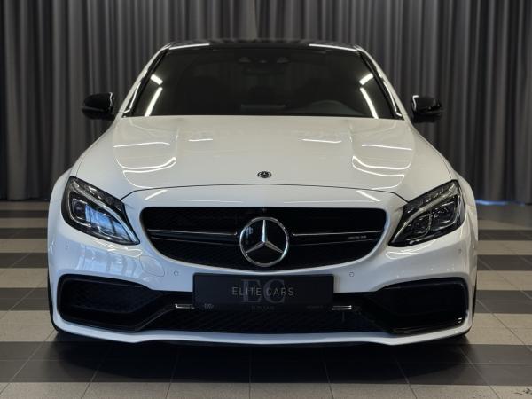 Белый Мерседес Ц 63 АМГ 2017 в Рига, объемом двигателя 4.00 л и пробегом 97 тыс. км за 35990 €, фото 3 на AUTOMOTO.COM.LV