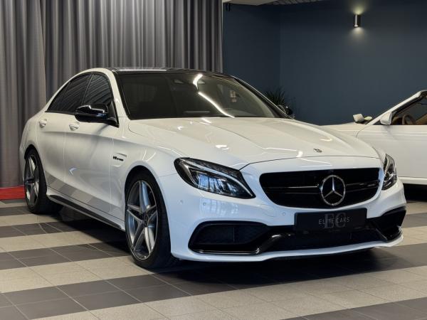 Белый Мерседес Ц 63 АМГ 2017 в Рига, объемом двигателя 4.00 л и пробегом 97 тыс. км за 35990 €, фото 4 на AUTOMOTO.COM.LV