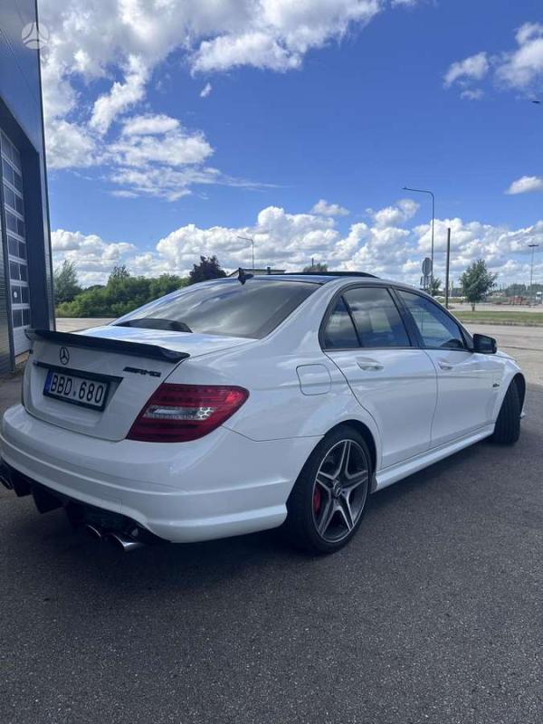 White Mercedes-Benz C 63 AMG 2009 in Panevezys, with an engine capacity of 6.20 L and mileage of 166 thousand km for 20000 €, photo 5 on AUTOMOTO.COM.LV