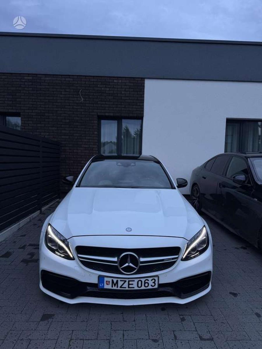 White Mercedes-Benz C 63 AMG 2016 in Vilnius, with an engine capacity of 3.98 L and mileage of 160 thousand km for 31000 €, photo 5 on AUTOMOTO.COM.LV