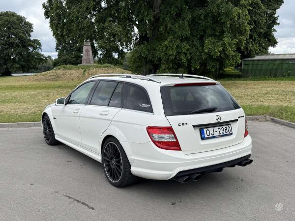 White Mercedes-Benz C 63 AMG 2009 in Riga, with an engine capacity of 6.21 L and mileage of 260 thousand km for 15450 €, photo 2 on AUTOMOTO.COM.LV