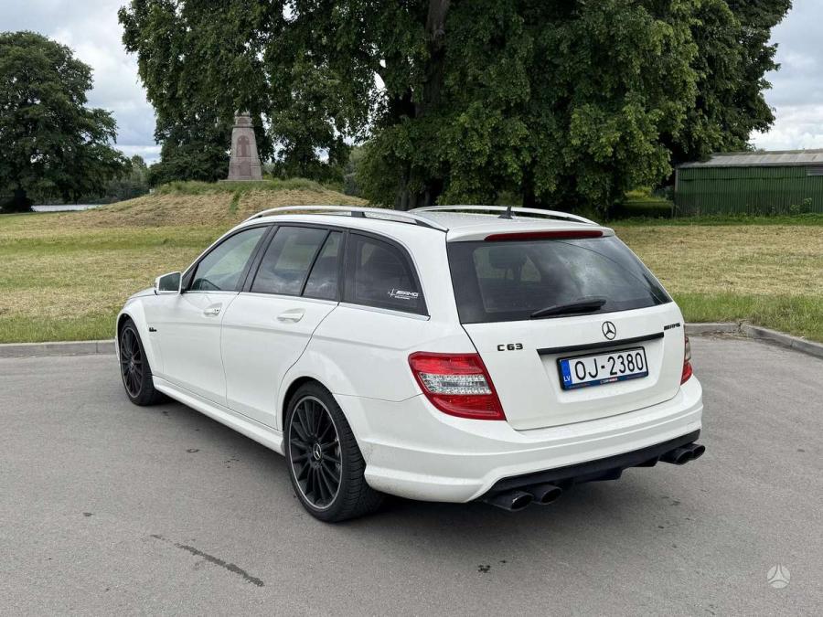 Balts Mercedes-Benz C 63 AMG 2009 Rīga, ar dzinēja tilpumu 6.21 L un nobraukumu 260 tūkst. km par 15450 €, foto 3 vietnē AUTOMOTO.COM.LV