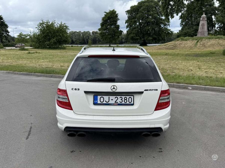Balts Mercedes-Benz C 63 AMG 2009 Rīga, ar dzinēja tilpumu 6.21 L un nobraukumu 260 tūkst. km par 15450 €, foto 4 vietnē AUTOMOTO.COM.LV