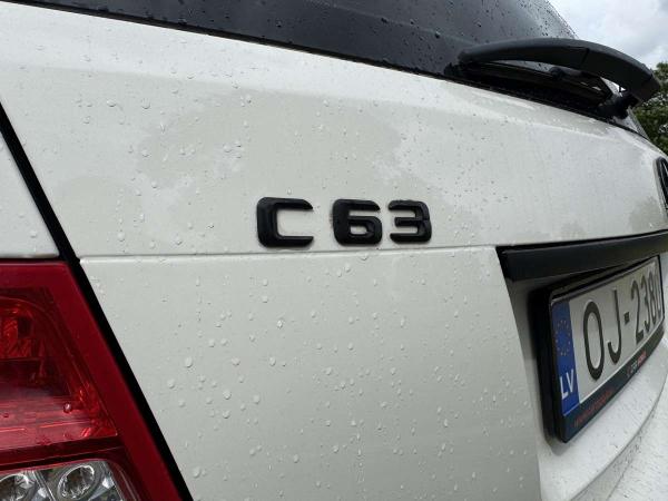 White Mercedes-Benz C 63 AMG 2009 in Riga, with an engine capacity of 6.21 L and mileage of 260 thousand km for 15450 €, photo 10 on AUTOMOTO.COM.LV