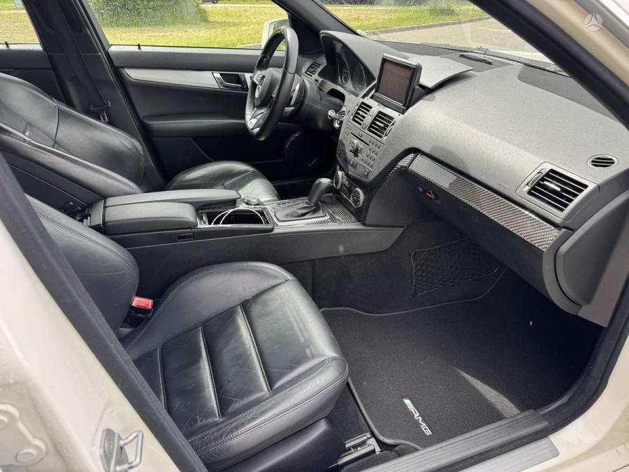 Balts Mercedes-Benz C 63 AMG 2009 Rīga, ar dzinēja tilpumu 6.21 L un nobraukumu 260 tūkst. km par 15450 €, foto 14 vietnē AUTOMOTO.COM.LV