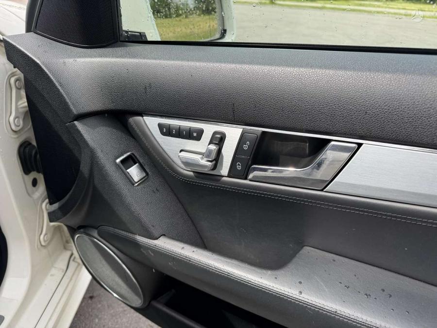 Balts Mercedes-Benz C 63 AMG 2009 Rīga, ar dzinēja tilpumu 6.21 L un nobraukumu 260 tūkst. km par 15450 €, foto 16 vietnē AUTOMOTO.COM.LV