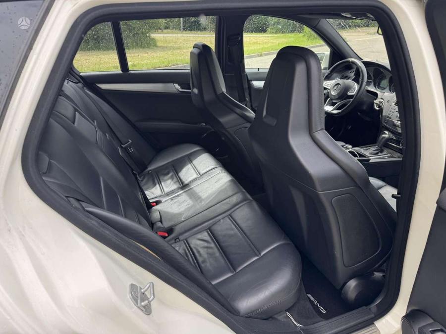 Balts Mercedes-Benz C 63 AMG 2009 Rīga, ar dzinēja tilpumu 6.21 L un nobraukumu 260 tūkst. km par 15450 €, foto 17 vietnē AUTOMOTO.COM.LV
