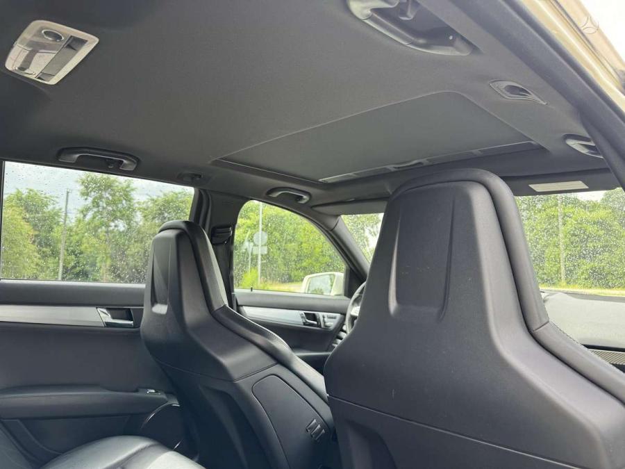 Balts Mercedes-Benz C 63 AMG 2009 Rīga, ar dzinēja tilpumu 6.21 L un nobraukumu 260 tūkst. km par 15450 €, foto 18 vietnē AUTOMOTO.COM.LV