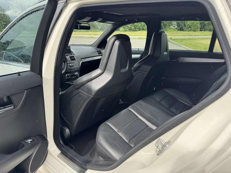 Balts Mercedes-Benz C 63 AMG 2009 Rīga, ar dzinēja tilpumu 6.21 L un nobraukumu 260 tūkst. km par 15450 €, foto 19 vietnē AUTOMOTO.COM.LV