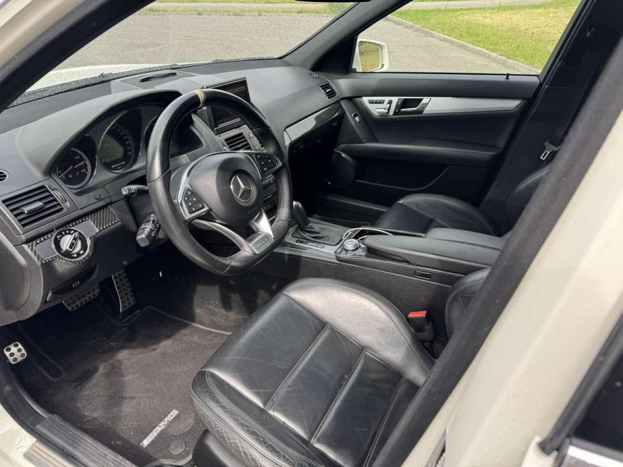 Balts Mercedes-Benz C 63 AMG 2009 Rīga, ar dzinēja tilpumu 6.21 L un nobraukumu 260 tūkst. km par 15450 €, foto 20 vietnē AUTOMOTO.COM.LV