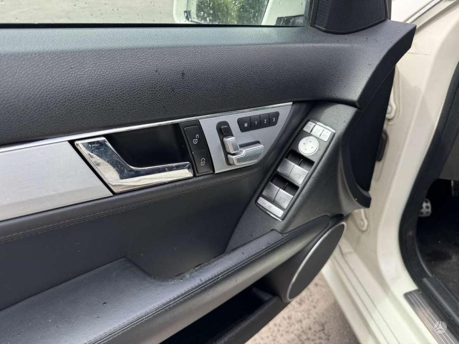 Balts Mercedes-Benz C 63 AMG 2009 Rīga, ar dzinēja tilpumu 6.21 L un nobraukumu 260 tūkst. km par 15450 €, foto 21 vietnē AUTOMOTO.COM.LV