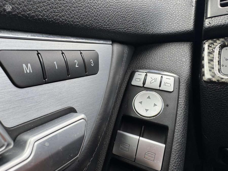 Balts Mercedes-Benz C 63 AMG 2009 Rīga, ar dzinēja tilpumu 6.21 L un nobraukumu 260 tūkst. km par 15450 €, foto 24 vietnē AUTOMOTO.COM.LV