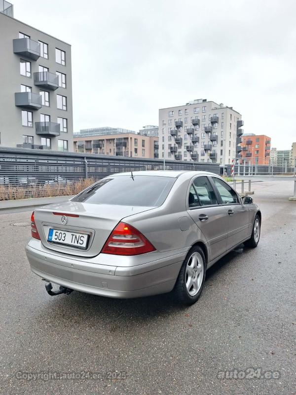 Beige Mercedes-Benz C-Class 2003 in Tallinn, with an engine capacity of 2.10 L and mileage of 310 thousand km for 2999 €, photo 4 on AUTOMOTO.COM.LV
