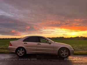Smilšu krāsa Mercedes-Benz C-Class 2005 Tallina, ar dzinēja tilpumu 2.10 L un nobraukumu 493 tūkst. km par 2200 €, foto  vietnē AUTOMOTO.COM.LV