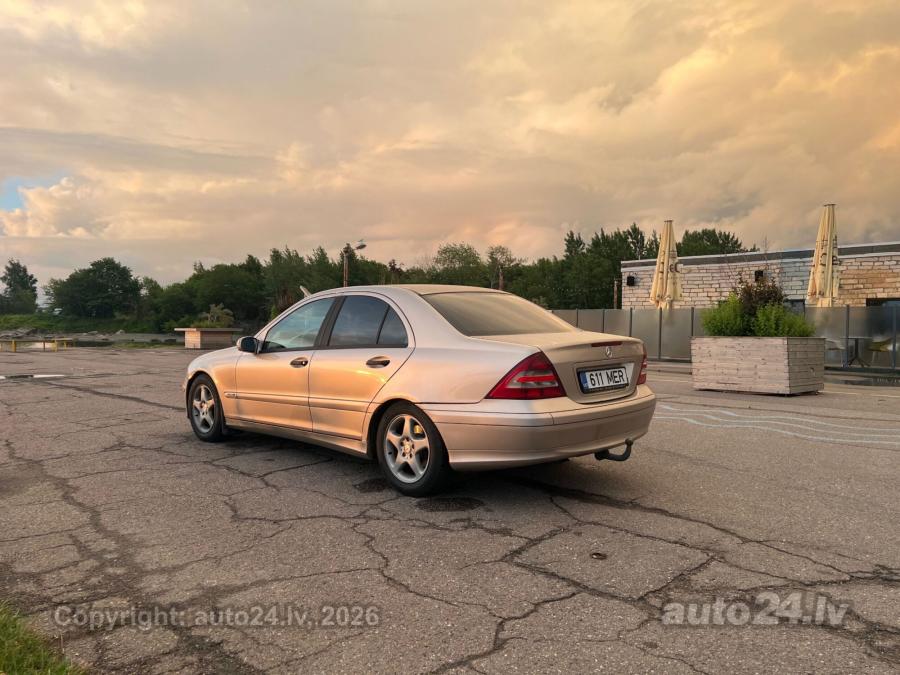 Beige Mercedes-Benz C-Class 2005 in Tallinn, with an engine capacity of 2.10 L and mileage of 493 thousand km for 2200 €, photo 7 on AUTOMOTO.COM.LV