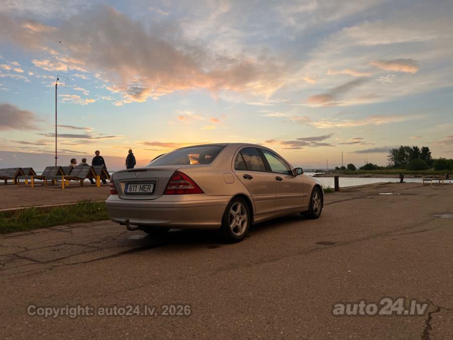 Beige Mercedes-Benz C-Class 2005 in Tallinn, with an engine capacity of 2.10 L and mileage of 493 thousand km for 2200 €, photo 8 on AUTOMOTO.COM.LV