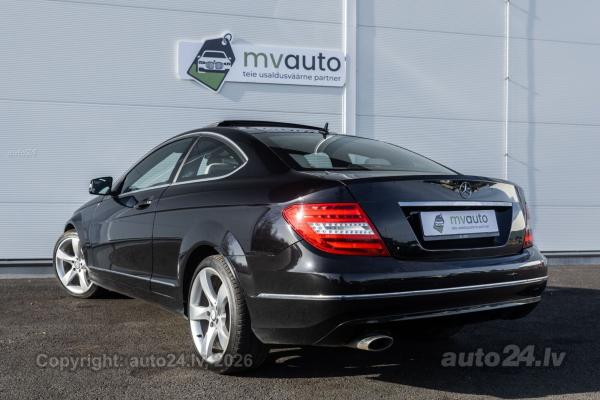 Melns Mercedes-Benz C-Class 2013 Tallina, ar dzinēja tilpumu 2.10 L un nobraukumu 186 tūkst. km par 8990 €, foto 6 vietnē AUTOMOTO.COM.LV
