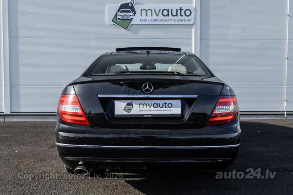 Melns Mercedes-Benz C-Class 2013 Tallina, ar dzinēja tilpumu 2.10 L un nobraukumu 186 tūkst. km par 8990 €, foto 7 vietnē AUTOMOTO.COM.LV