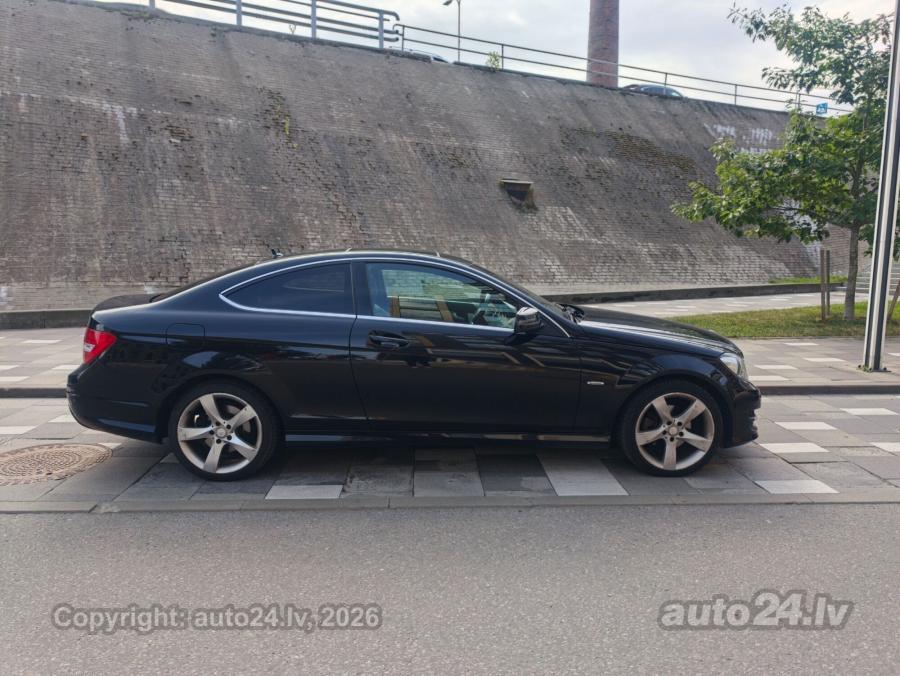 Black Mercedes-Benz C-Class 2013 in Tallinn, with an engine capacity of 2.10 L and mileage of 195 thousand km for 9900 €, photo 5 on AUTOMOTO.COM.LV