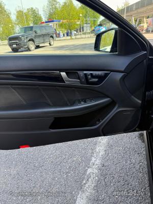 Melns Mercedes-Benz C-Class 2014 Tallina, ar dzinēja tilpumu 6.20 L un nobraukumu 116 tūkst. km par 36900 €, foto 12 vietnē AUTOMOTO.COM.LV