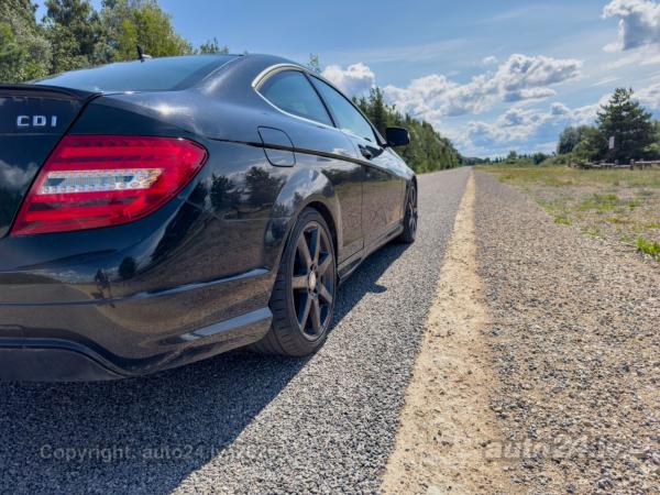Mercedes-Benz C-Class 2015 Rēzekne vietnē Melns Mercedes-Benz C-Class 2015 Rēzekne, ar dzinēja tilpumu 0.00 L un nobraukumu 152 tūkst. km par 2500 €, foto 1 vietnē AUTOMOTO.COM.LV