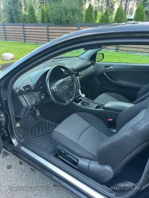 Black Mercedes-Benz C-Class 2005 in Tallinn, with an engine capacity of 1.80 L and mileage of 236 thousand km for 2599 €, photo 13 on AUTOMOTO.COM.LV