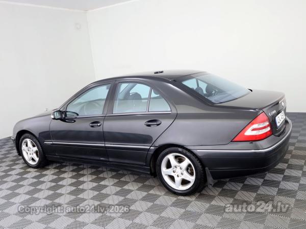 Черный Мерседес Ц-Класс 2003 в Таллин, объемом двигателя 1.80 л и пробегом 277 тыс. км за 1799 €, фото 4 на AUTOMOTO.COM.LV