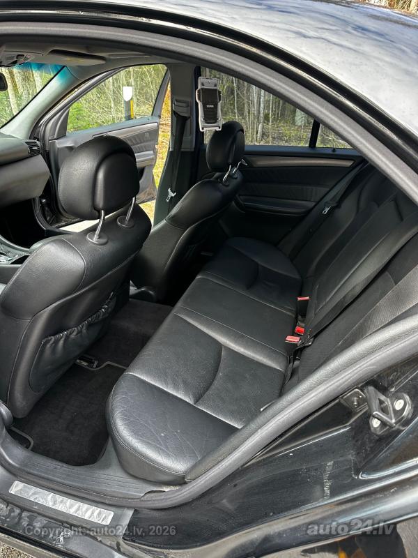 Melns Mercedes-Benz C-Class 2003 Tallina, ar dzinēja tilpumu 3.00 L un nobraukumu 392 tūkst. km par 6000 €, foto 3 vietnē AUTOMOTO.COM.LV