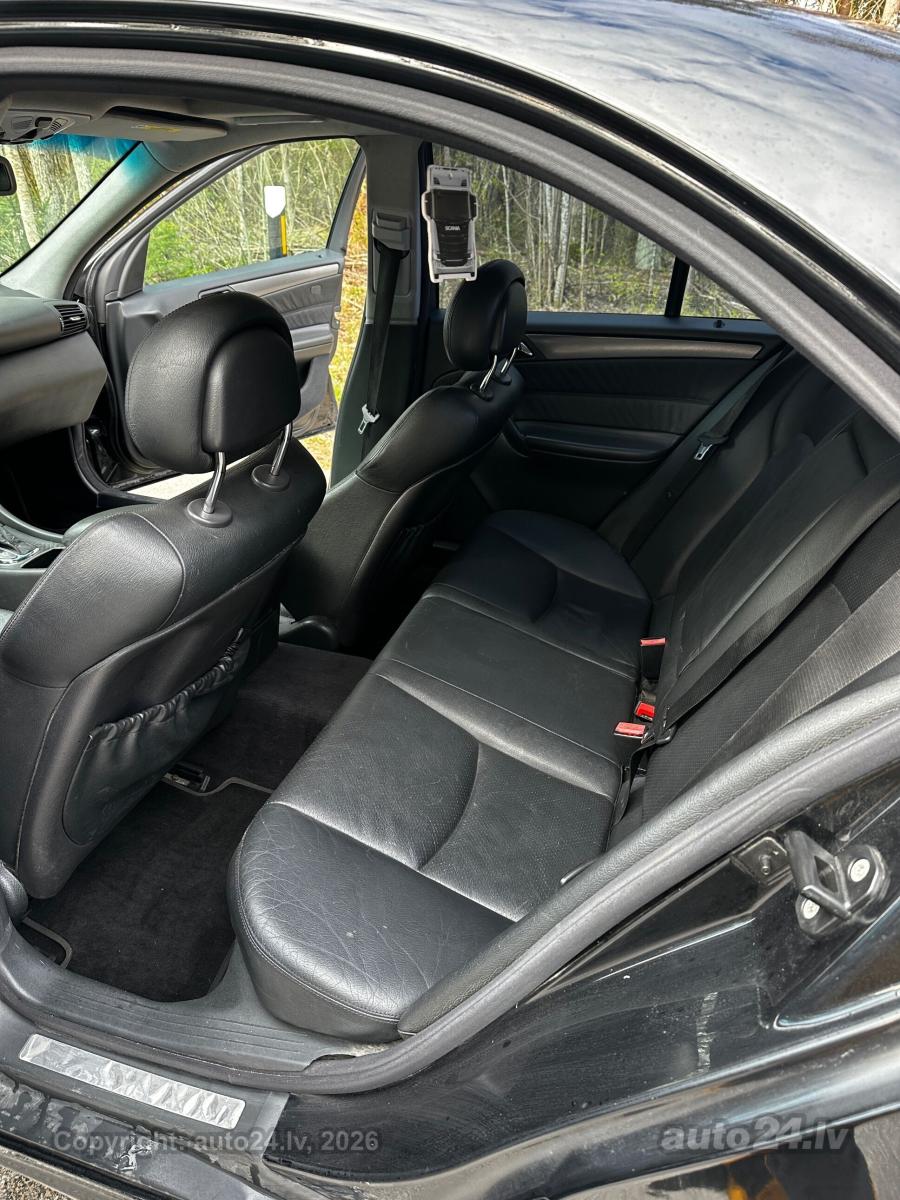 Black Mercedes-Benz C-Class 2003 in Tallinn, with an engine capacity of 3.00 L and mileage of 392 thousand km for 6000 €, photo 3 on AUTOMOTO.COM.LV