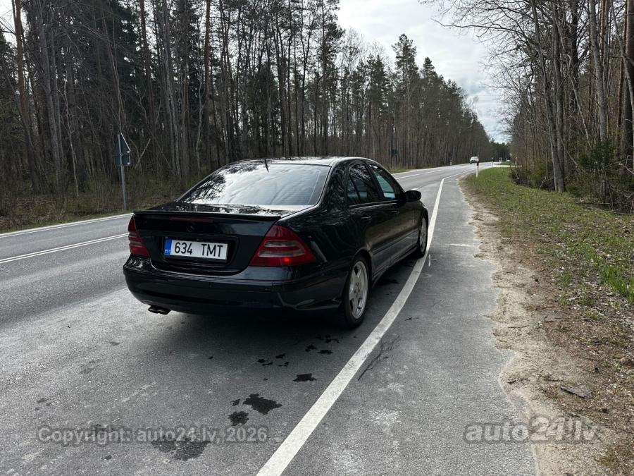Black Mercedes-Benz C-Class 2003 in Tallinn, with an engine capacity of 3.00 L and mileage of 392 thousand km for 6000 €, photo 6 on AUTOMOTO.COM.LV