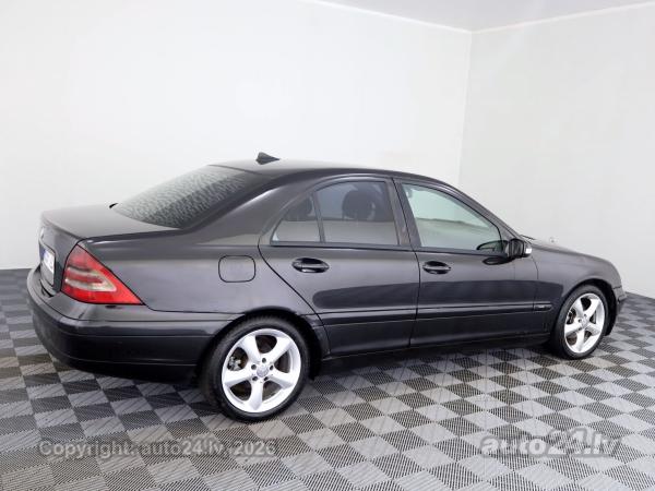 Black Mercedes-Benz C-Class 2003 in Tallinn, with an engine capacity of 2.10 L and mileage of 369 thousand km for 1299 €, photo 4 on AUTOMOTO.COM.LV