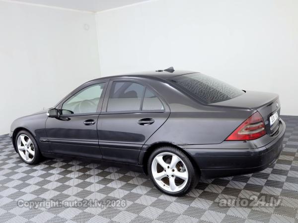 Black Mercedes-Benz C-Class 2003 in Tallinn, with an engine capacity of 2.10 L and mileage of 369 thousand km for 1299 €, photo 5 on AUTOMOTO.COM.LV