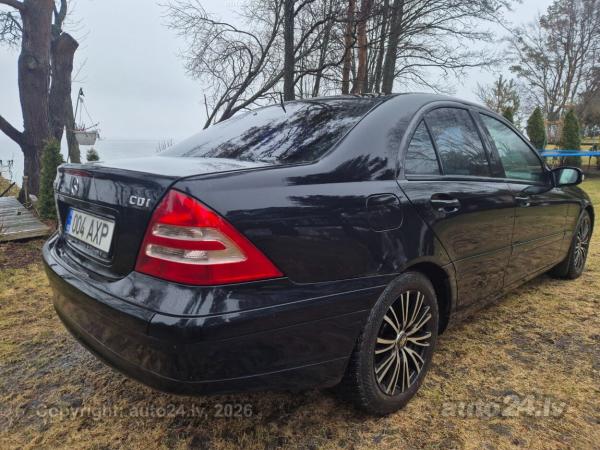 Black Mercedes-Benz C-Class 2004 in Tallinn, with an engine capacity of 2.10 L and mileage of 270 thousand km for 2500 €, photo 3 on AUTOMOTO.COM.LV