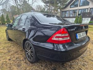 Black Mercedes-Benz C-Class 2004 in Tallinn, with an engine capacity of 2.10 L and mileage of 270 thousand km for 2500 €, photo 5 on AUTOMOTO.COM.LV