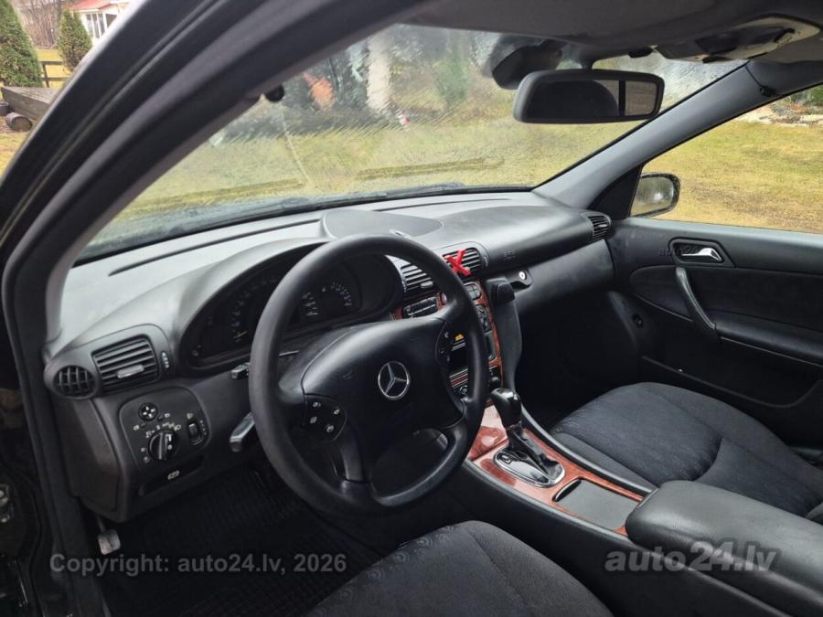 Black Mercedes-Benz C-Class 2004 in Tallinn, with an engine capacity of 2.10 L and mileage of 270 thousand km for 2500 €, photo 8 on AUTOMOTO.COM.LV