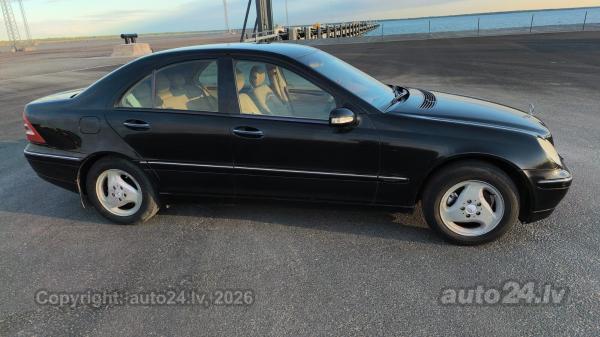 Melns Mercedes-Benz C-Class 2004 Tallina, ar dzinēja tilpumu 1.80 L un nobraukumu 125 tūkst. km par 6000 €, foto 2 vietnē AUTOMOTO.COM.LV