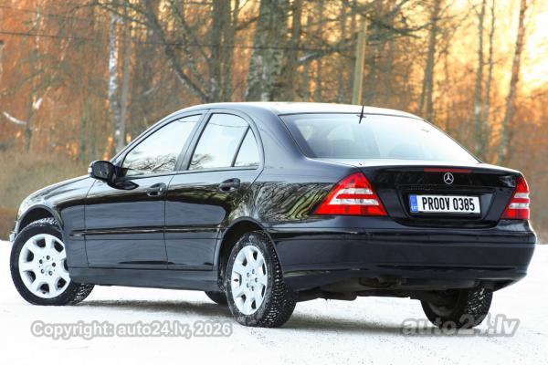 Black Mercedes-Benz C-Class 2005 in Viljandi, with an engine capacity of 2.10 L and mileage of 284 thousand km for 4690 €, photo 3 on AUTOMOTO.COM.LV