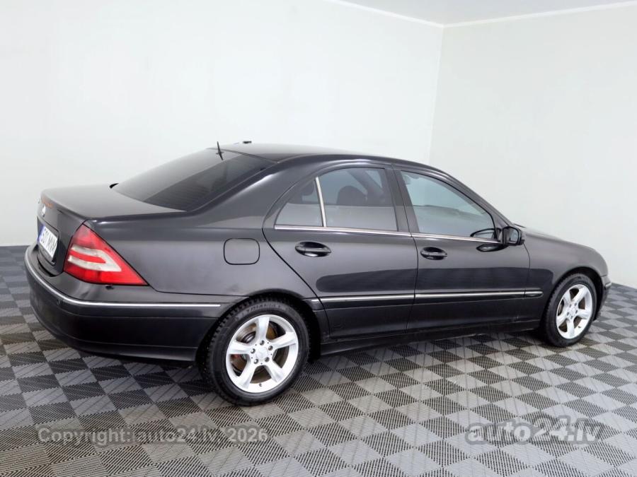 Melns Mercedes-Benz C-Class 2005 Tallina, ar dzinēja tilpumu 2.70 L un nobraukumu 418 tūkst. km par 1499 €, foto 3 vietnē AUTOMOTO.COM.LV