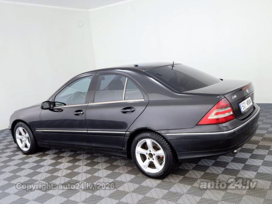 Melns Mercedes-Benz C-Class 2005 Tallina, ar dzinēja tilpumu 2.70 L un nobraukumu 418 tūkst. km par 1499 €, foto 4 vietnē AUTOMOTO.COM.LV