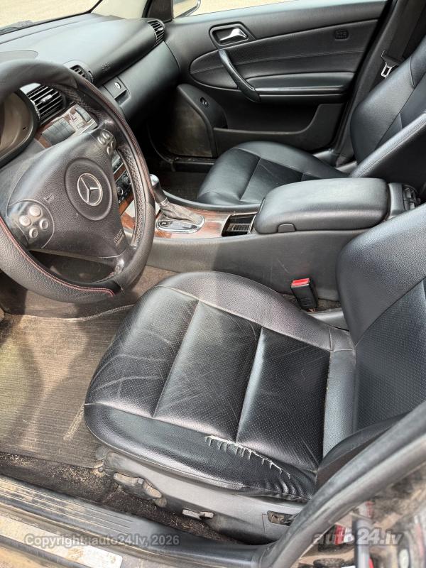Black Mercedes-Benz C-Class 2005 in Tallinn, with an engine capacity of 1.80 L and mileage of 329 thousand km for 1300 €, photo 3 on AUTOMOTO.COM.LV