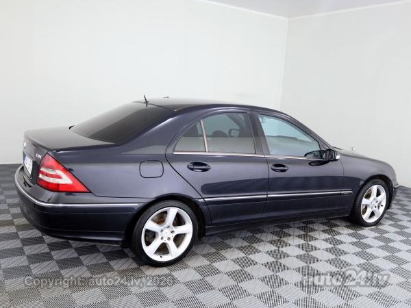 Black Mercedes-Benz C-Class 2005 in Tallinn, with an engine capacity of 3.00 L and mileage of 309 thousand km for 2299 €, photo 4 on AUTOMOTO.COM.LV
