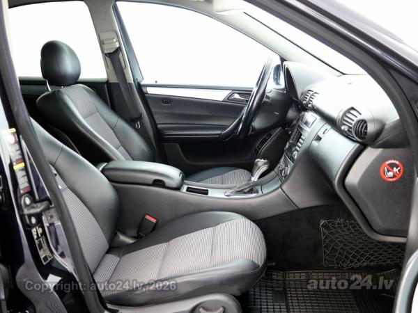 Black Mercedes-Benz C-Class 2005 in Tallinn, with an engine capacity of 3.00 L and mileage of 309 thousand km for 2299 €, photo 7 on AUTOMOTO.COM.LV