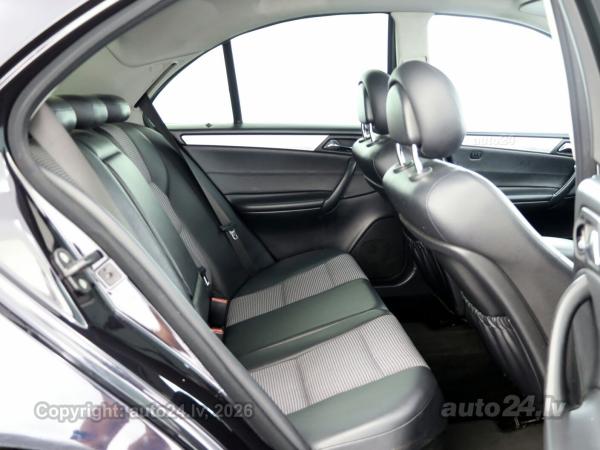 Black Mercedes-Benz C-Class 2005 in Tallinn, with an engine capacity of 3.00 L and mileage of 309 thousand km for 2299 €, photo 8 on AUTOMOTO.COM.LV